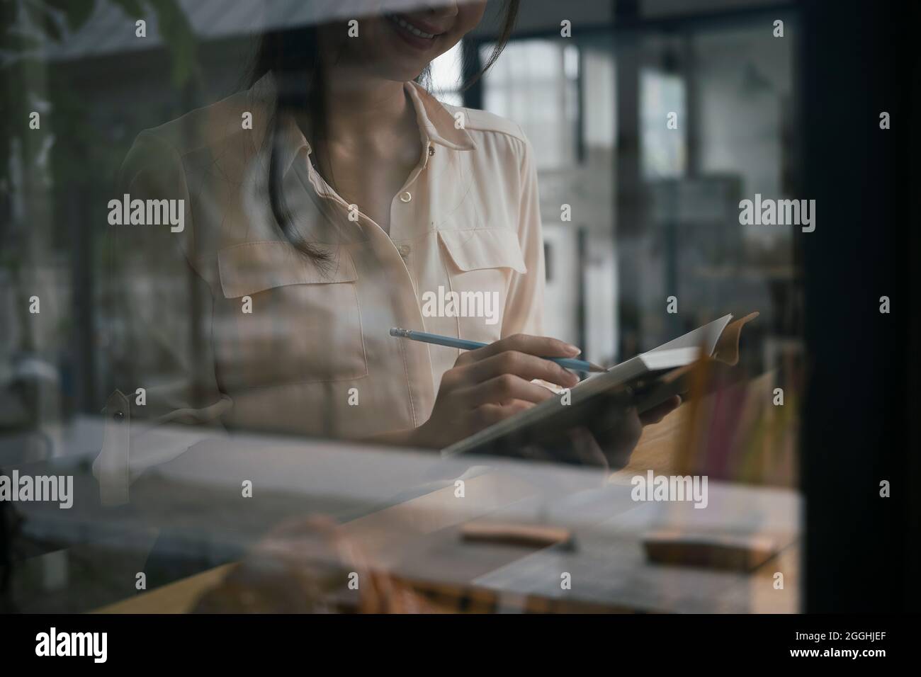 See through note window hi-res stock photography and images - Alamy