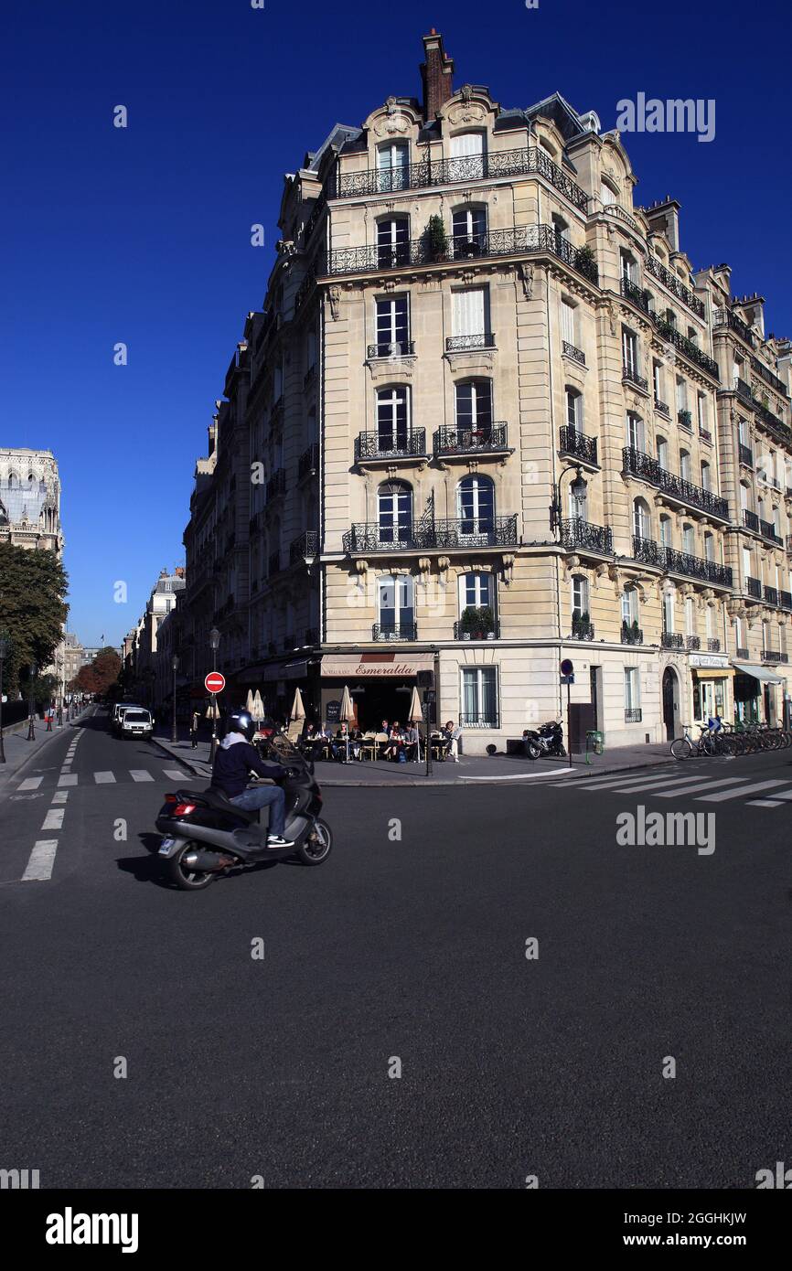 FRANCE. PARIS (75) 4TH DISTRICT. ILE DE LA CITE. BUILDING ON QUAI AUX ...