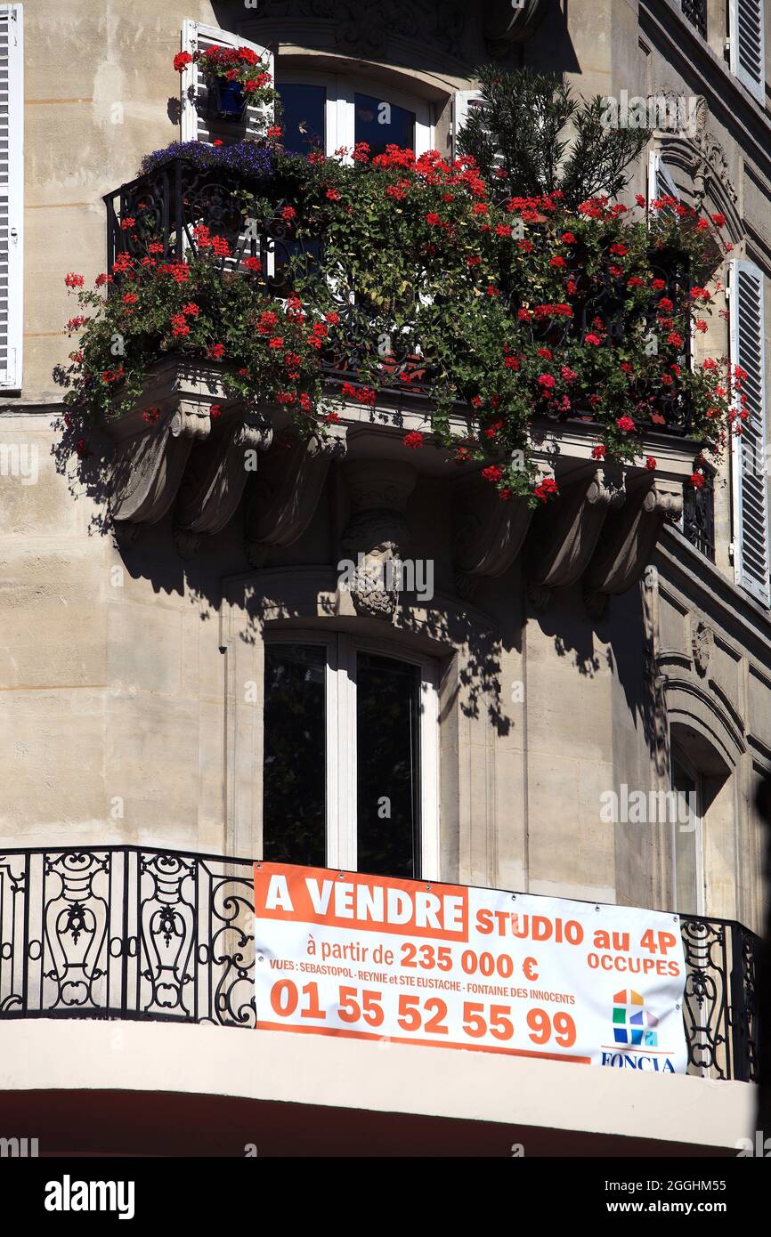 Paris real estate hi-res stock photography and images - Alamy