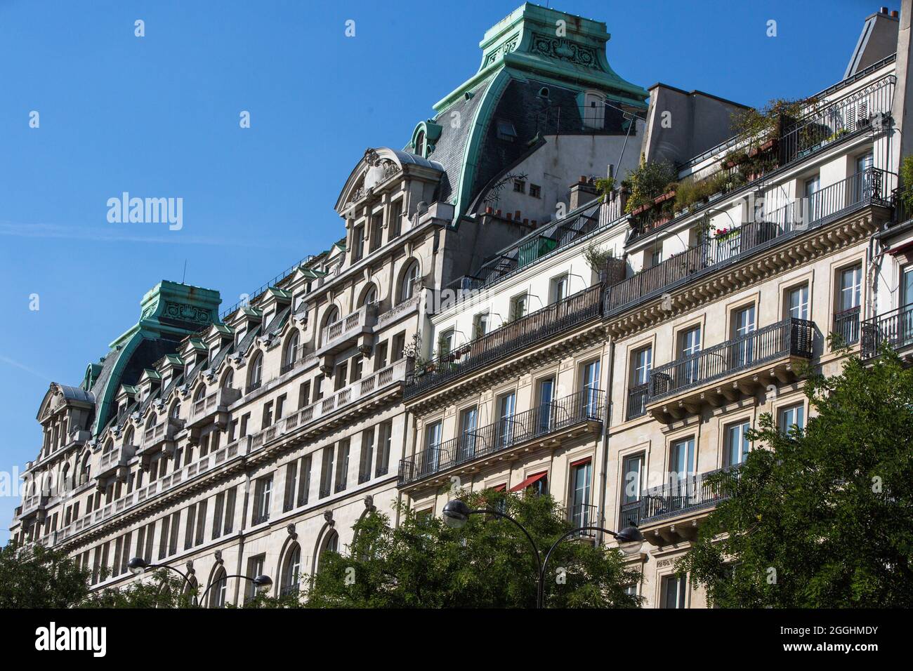 Paris real estate hi-res stock photography and images - Alamy