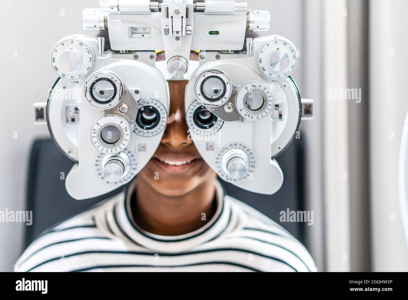 Checking retina hi-res stock photography and images - Alamy