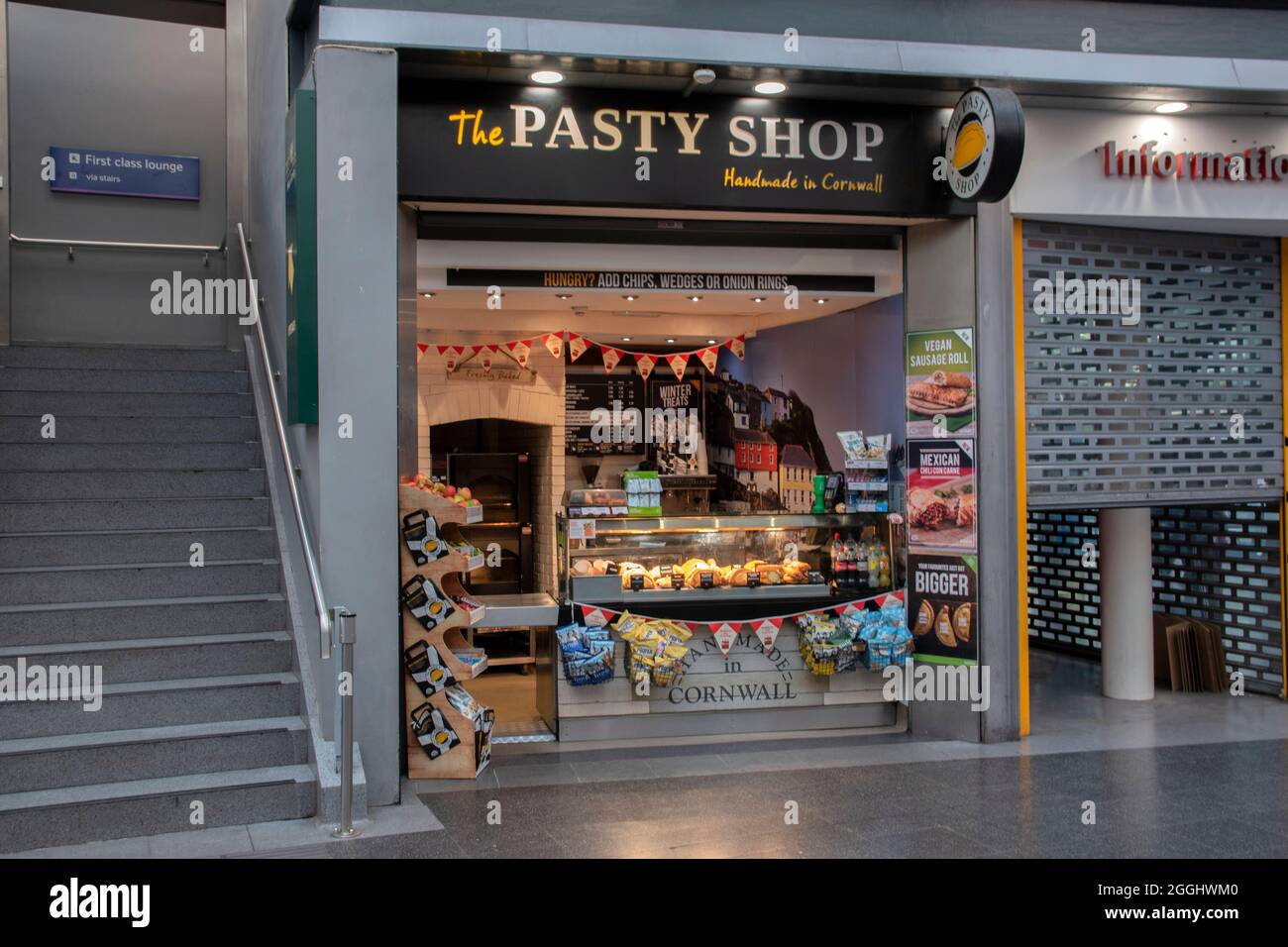 Manchester piccadilly station shop hi-res stock photography and images ...