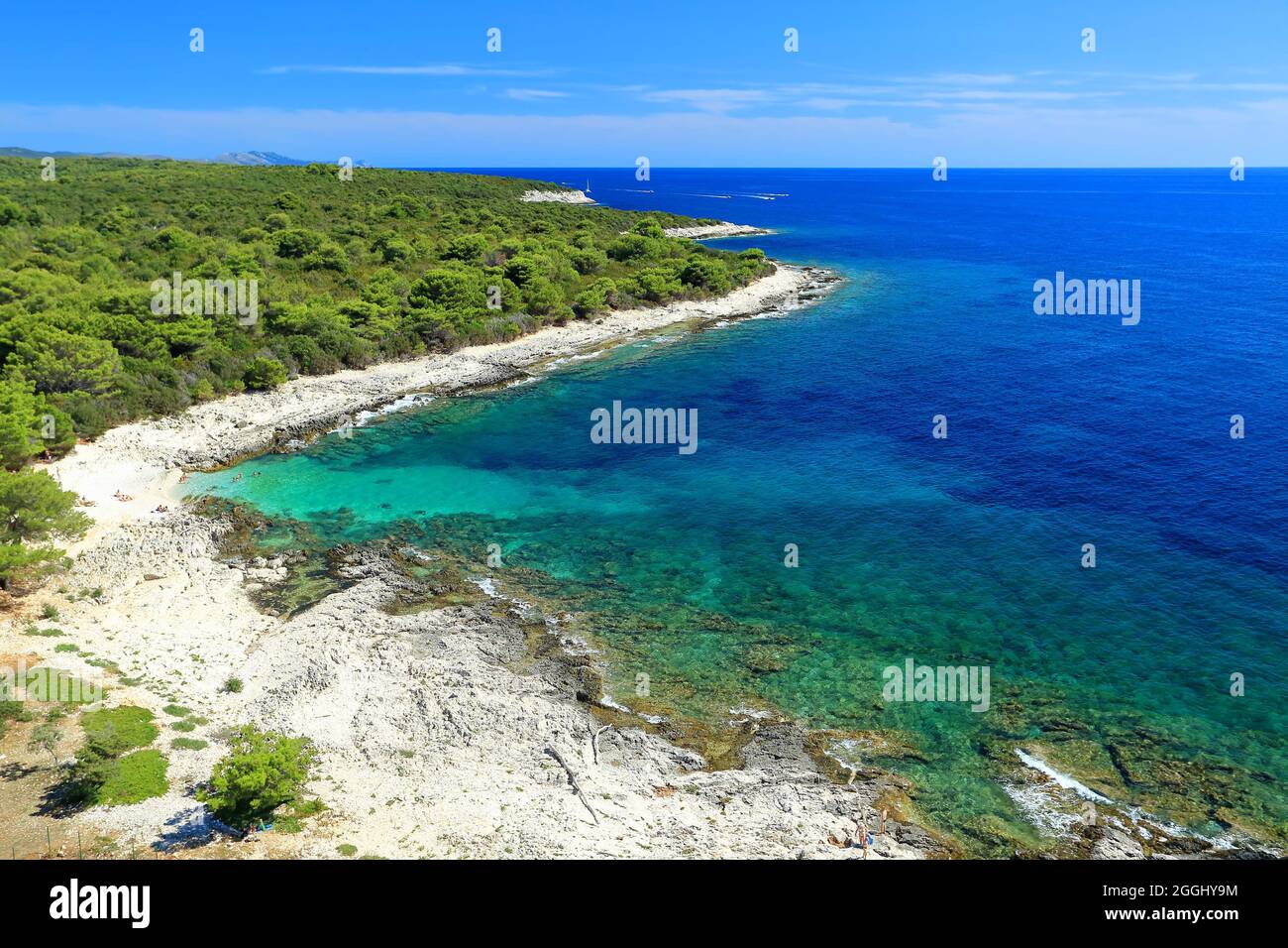 Beach and clear blue sea on Adriatic coast in Croatia Stock Photo - Alamy