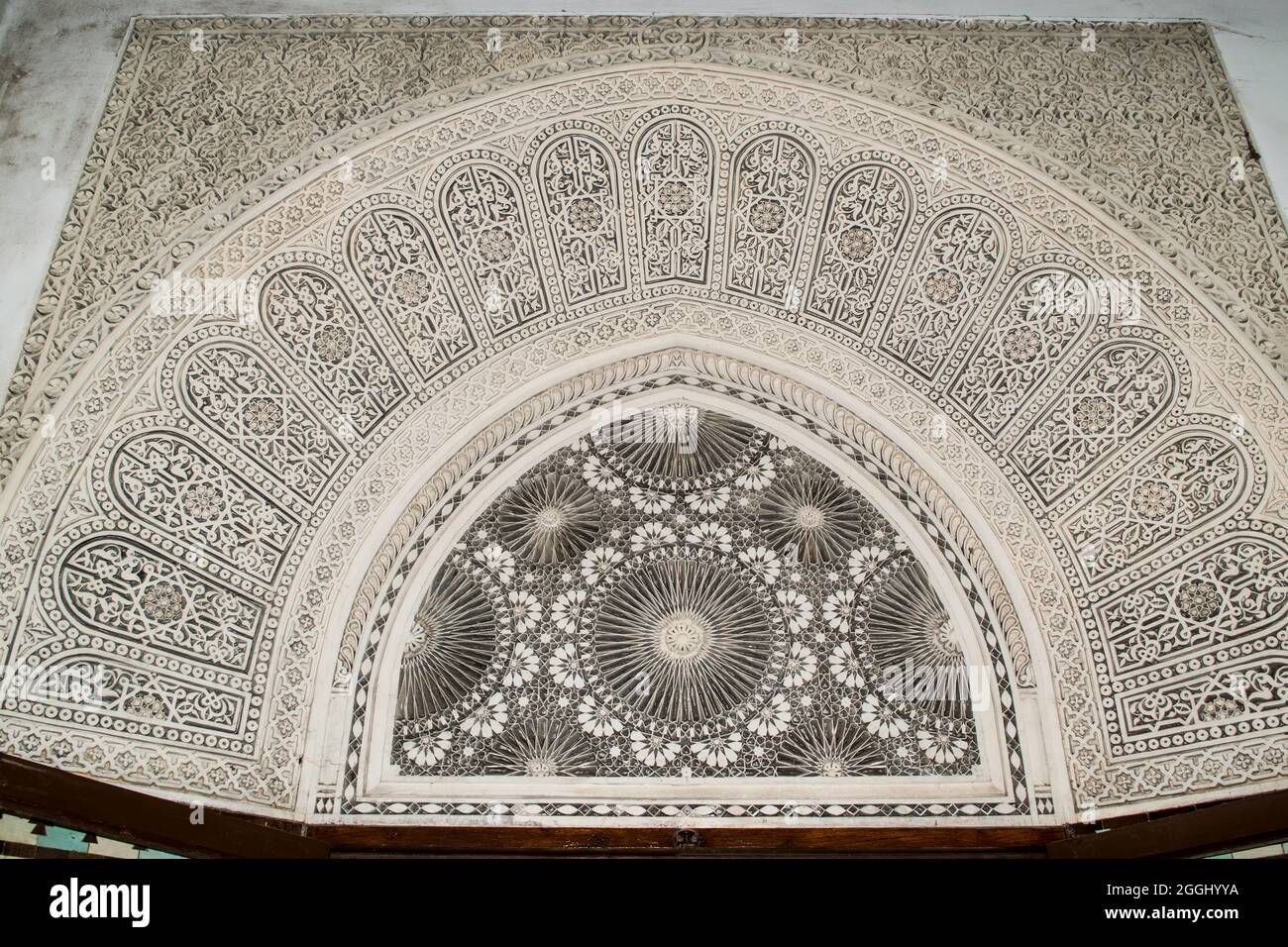 Stone carving pattern in Great Mosque of Paris Stock Photo - Alamy