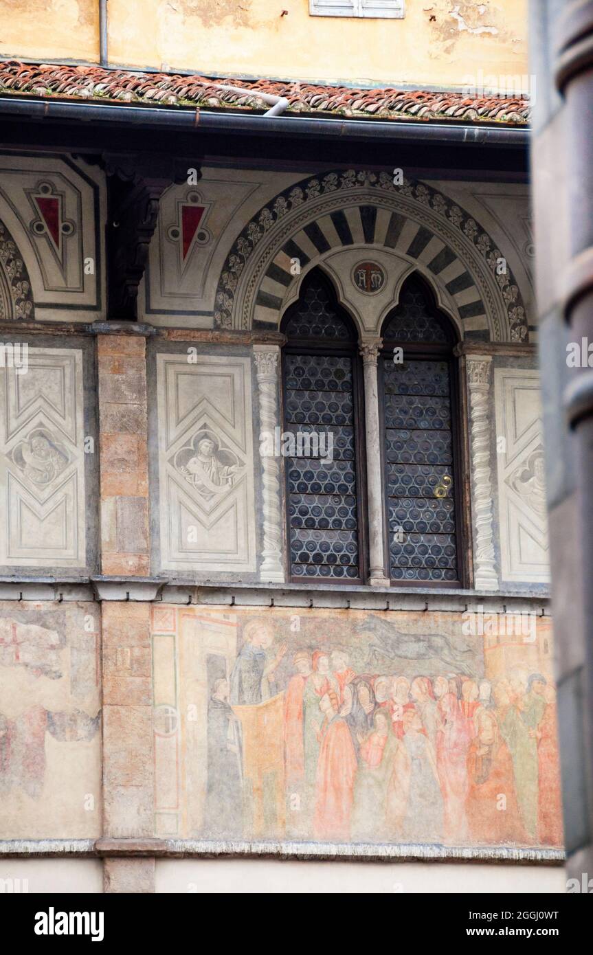 Trefoil gothic window hi-res stock photography and images - Alamy