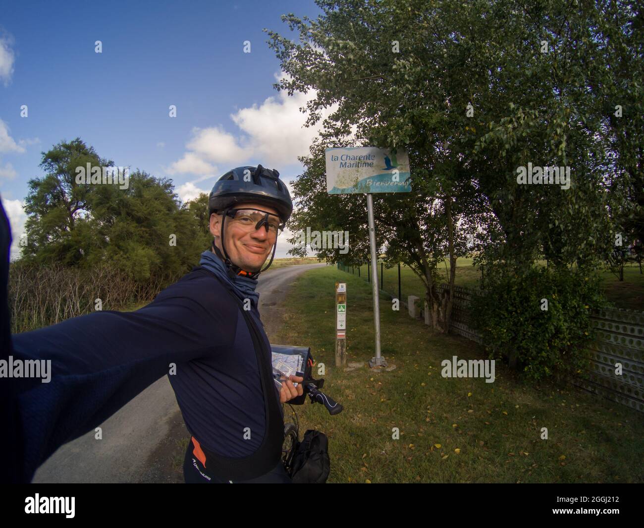 Man riding a bike while looking at the selfie camera Stock Photo - Alamy