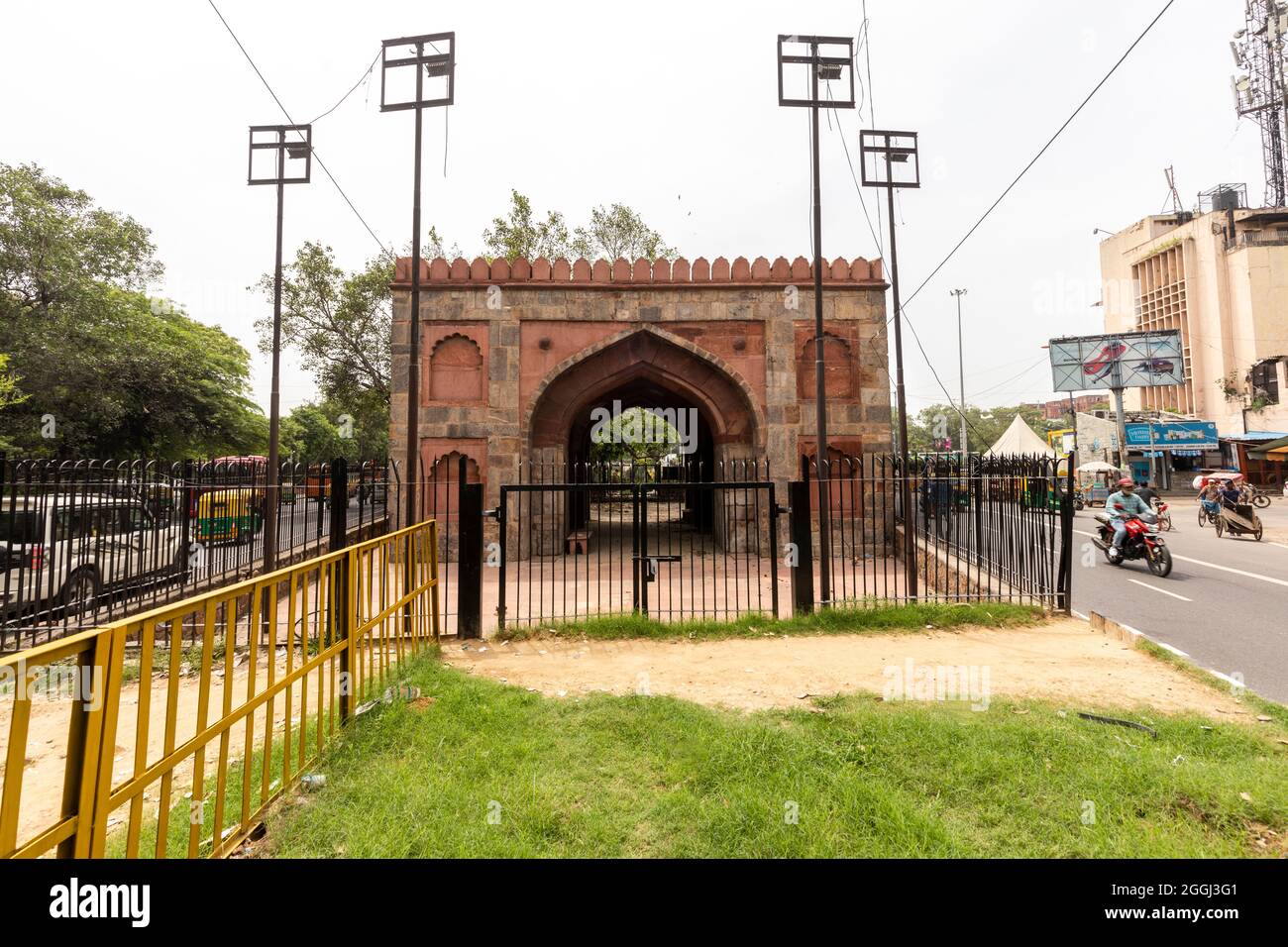 View of the famous Delhi Gate monument built during the Mughal era ...