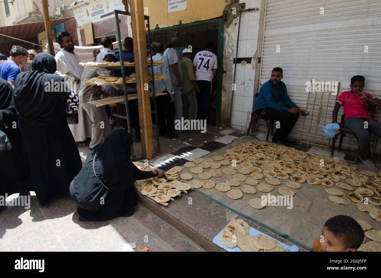Buying bread at the bakery Stock Photo - Alamy