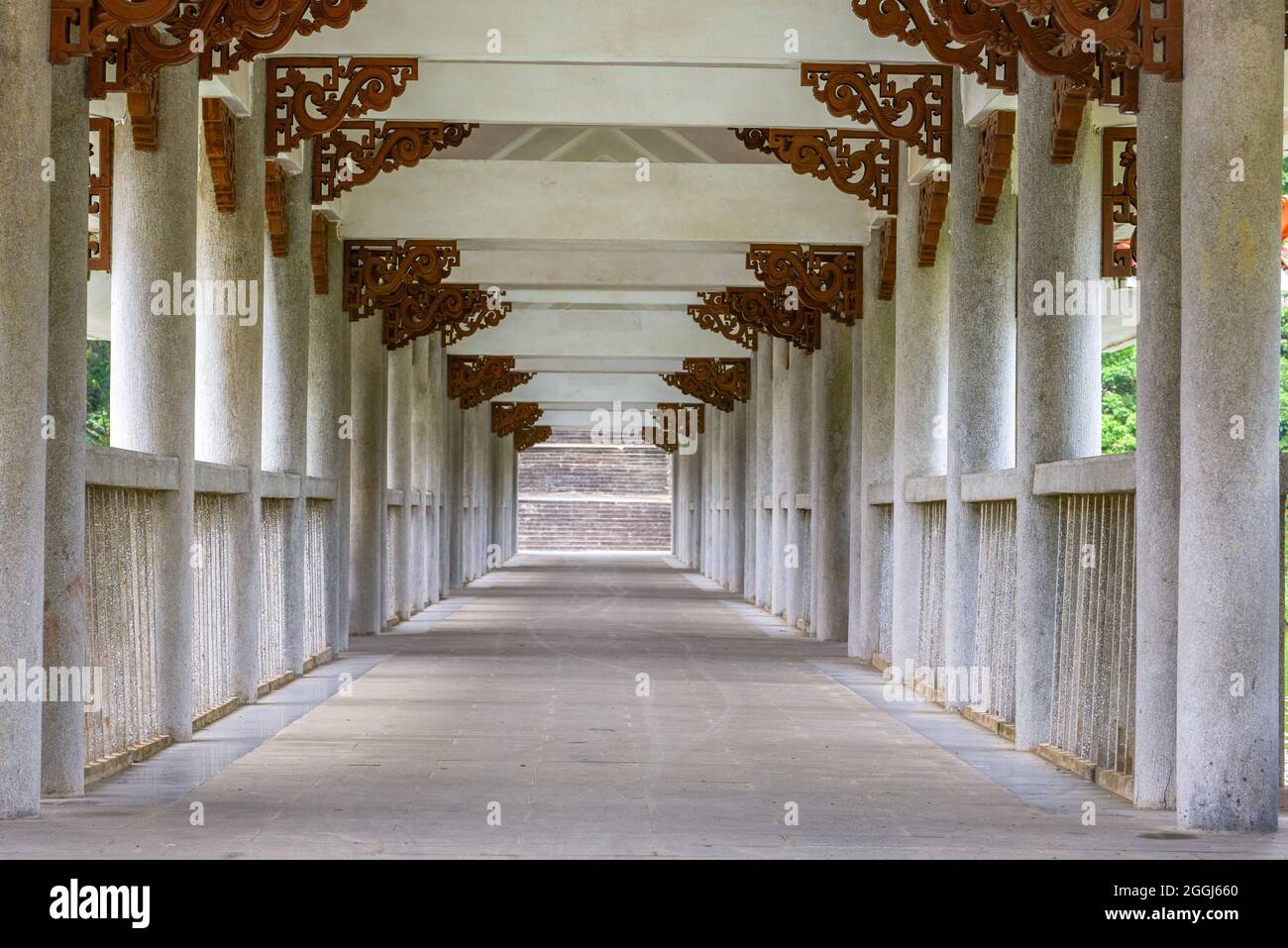 Traditional chinese architecture long corridor hi-res stock photography ...