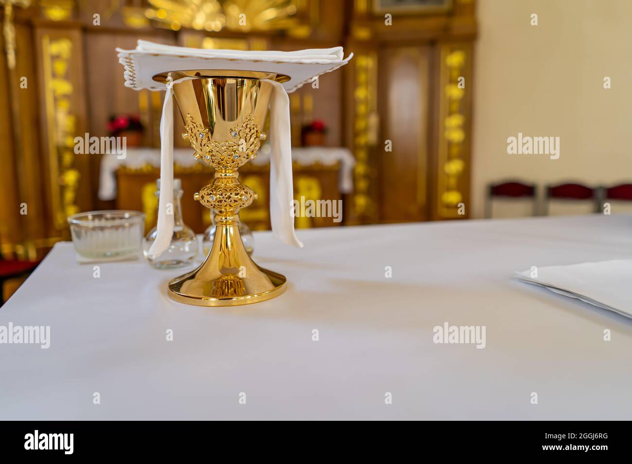 Wine cup sculpture hi-res stock photography and images - Alamy
