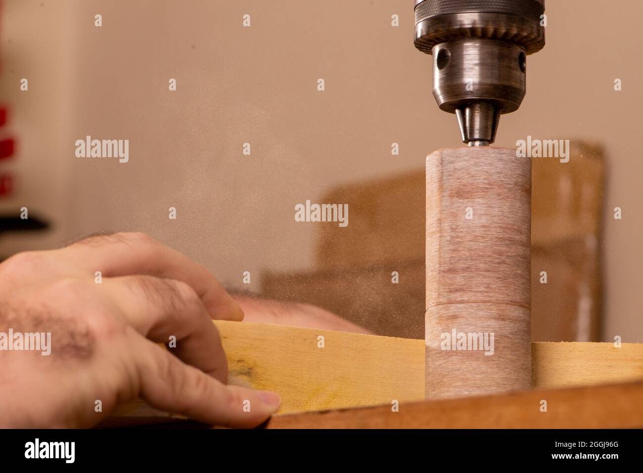 luthier sanding the body of a electric guitar Stock Photo - Alamy