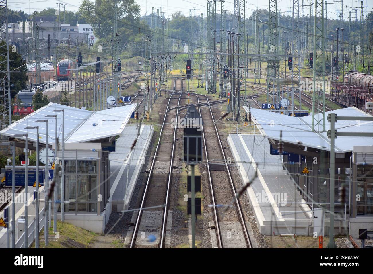 Long distance train platforms hi-res stock photography and images - Alamy