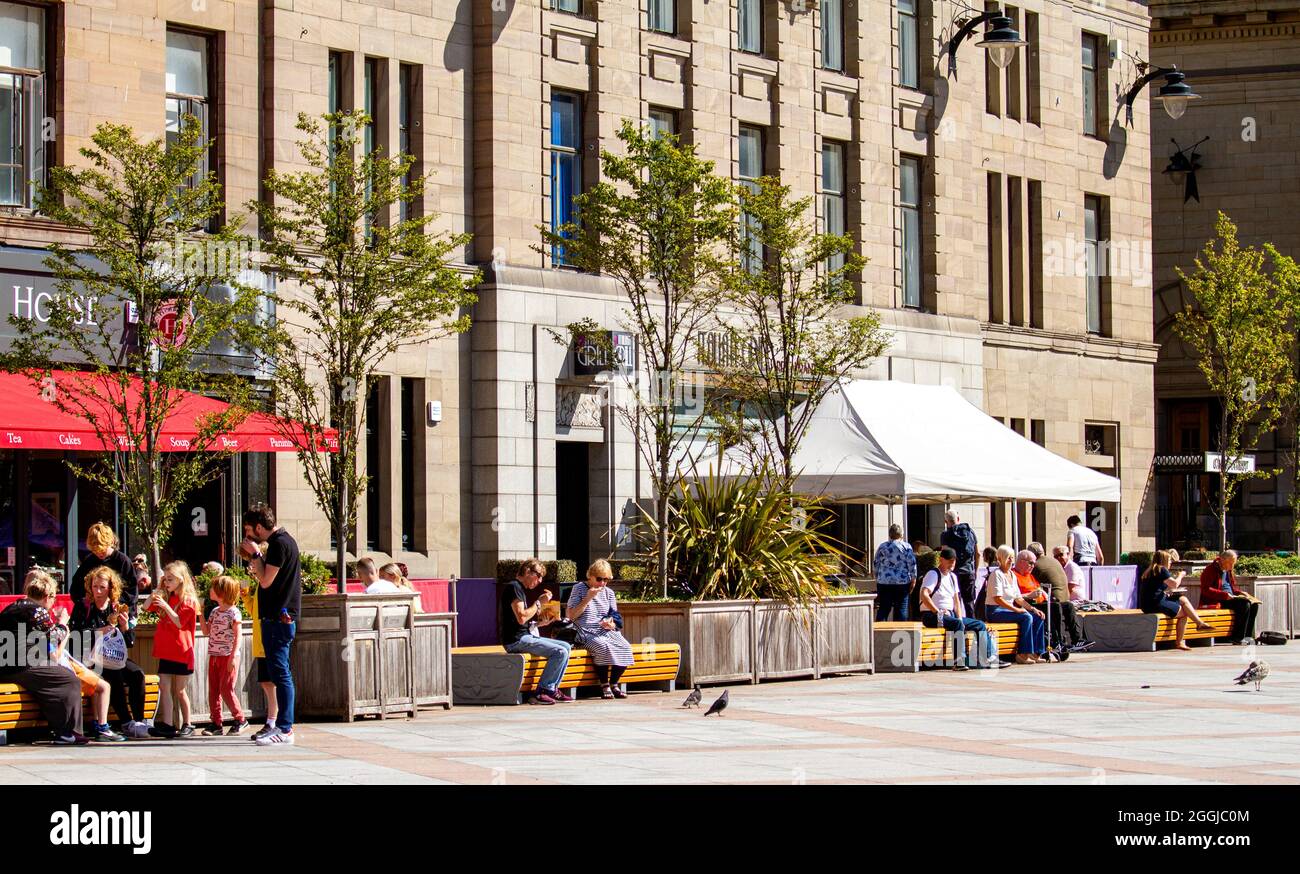 People seated outside in dundee hi-res stock photography and images - Alamy