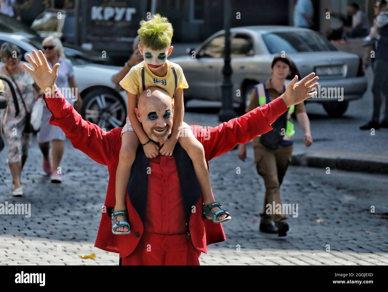 Shoulder ride hi-res stock photography and images - Alamy