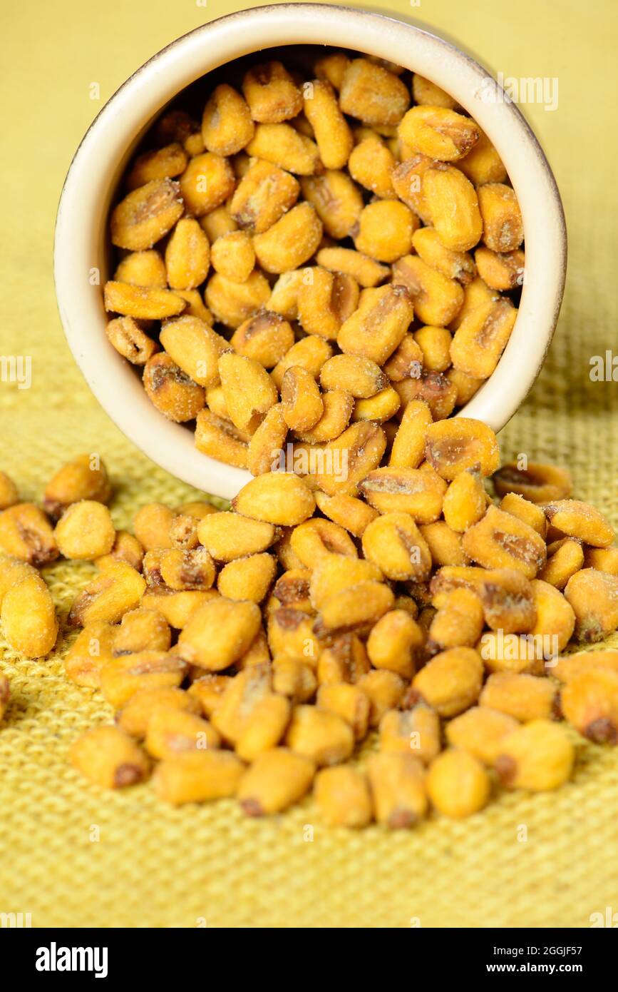 roasted and salted corn in ceramic pot over yellow jute Stock Photo - Alamy