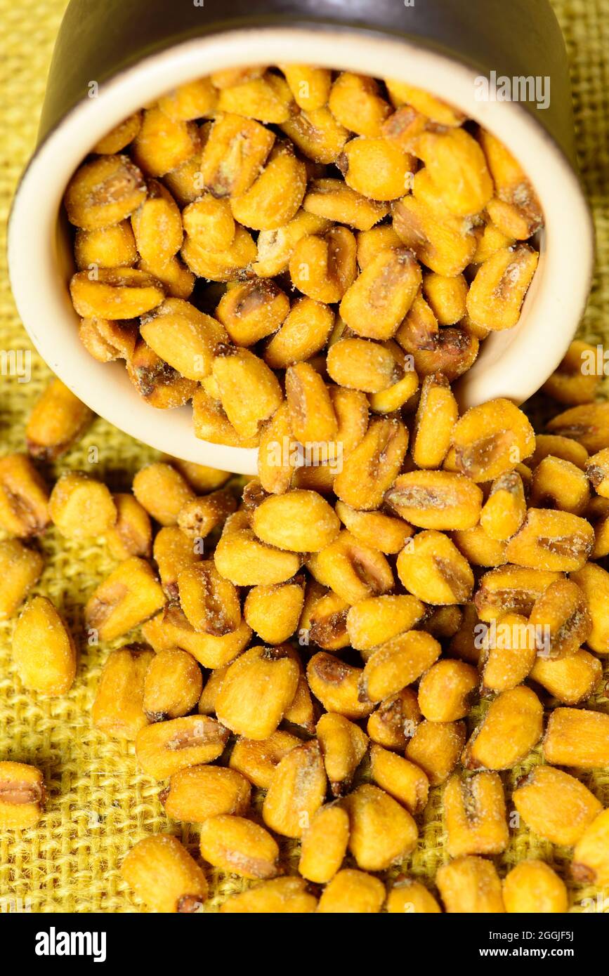 roasted and salted corn in ceramic pot over yellow jute Stock Photo - Alamy