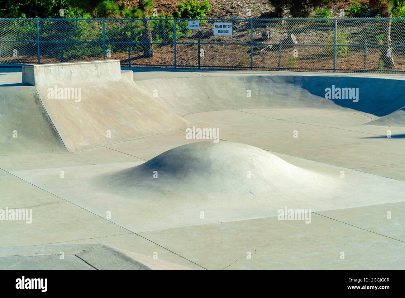 Daylight view of an empty skate park Stock Photo - Alamy