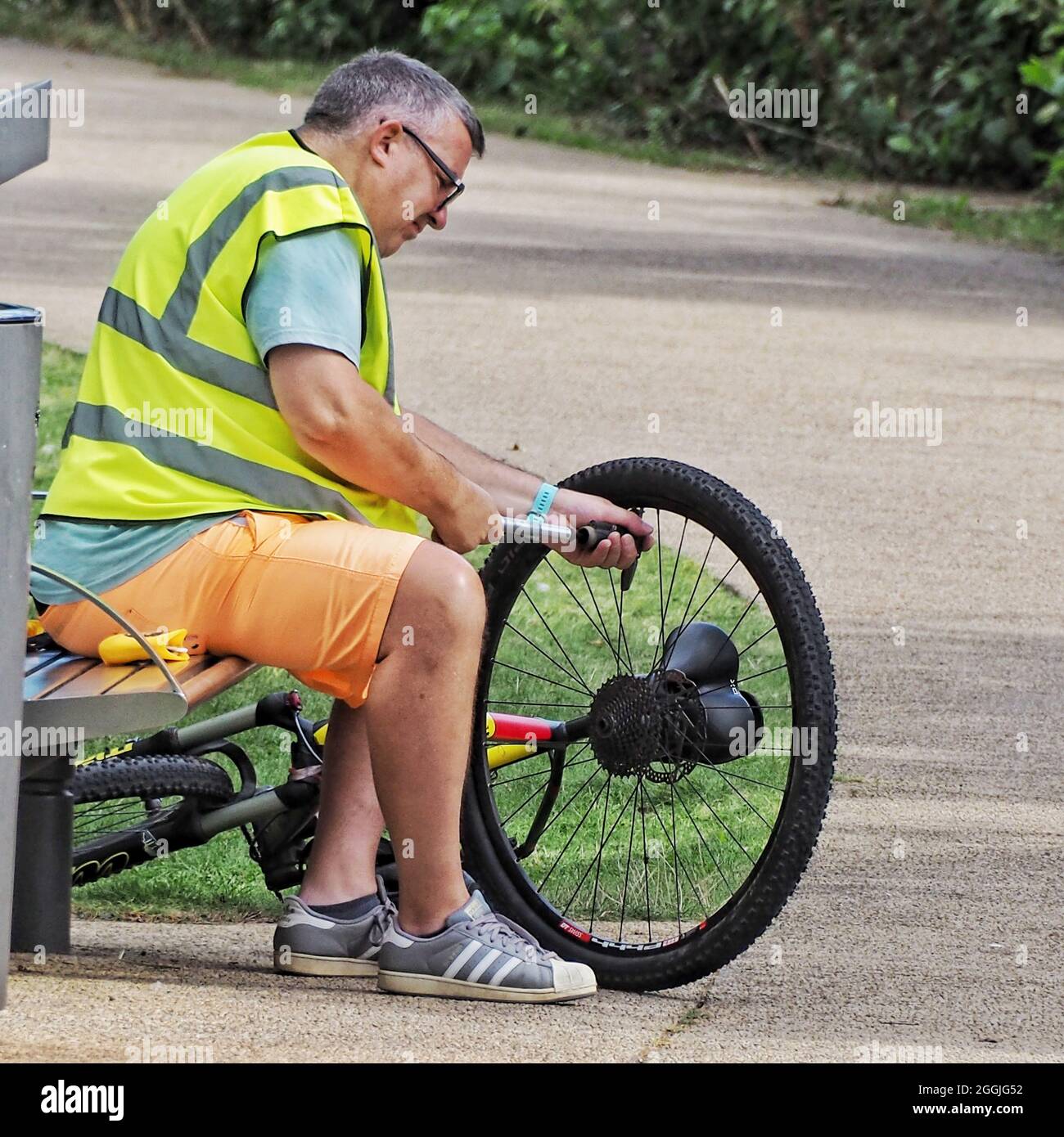 Elderly man repairing bicycle tyre puncture Stock Photo - Alamy