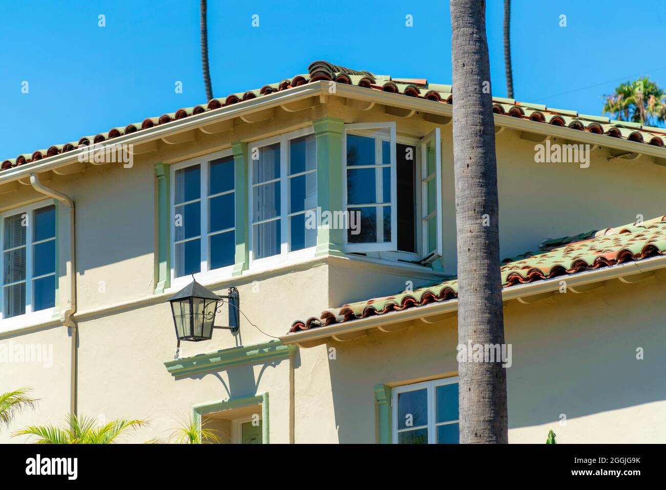 Second floor windows hi-res stock photography and images - Alamy