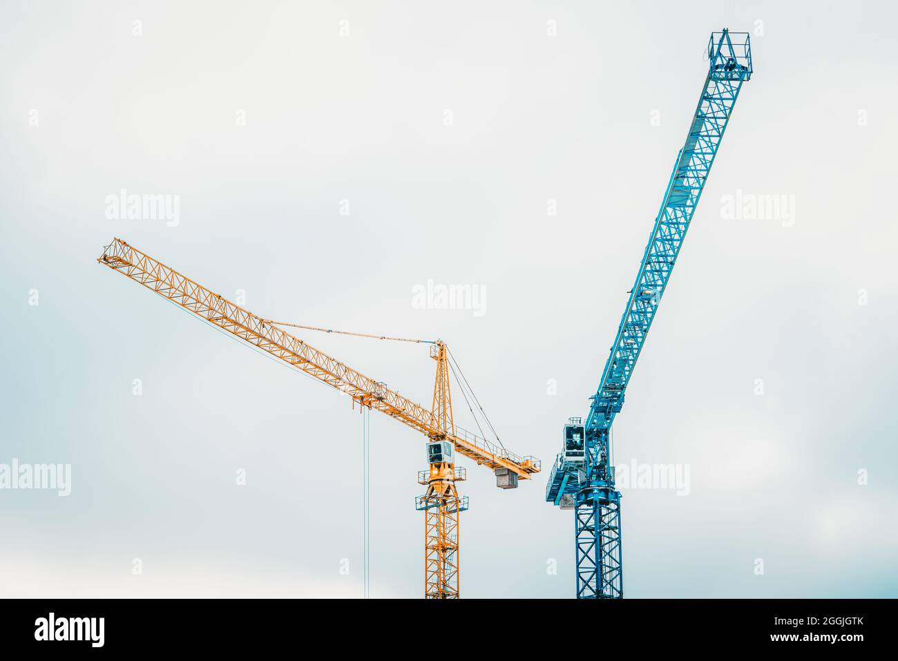 Hammerhead crane hi-res stock photography and images - Alamy