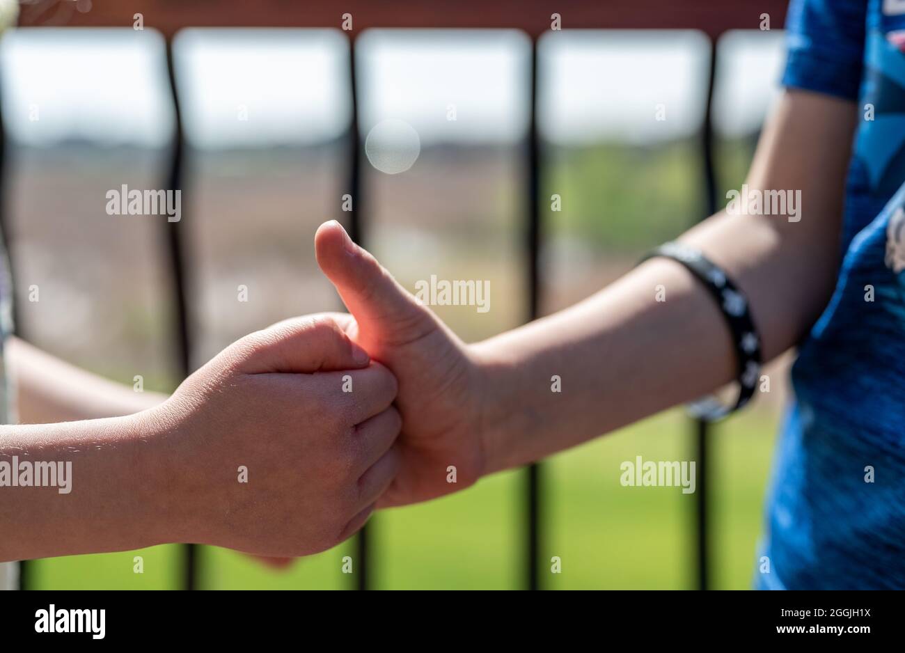 Thumb wrestle hi-res stock photography and images - Alamy
