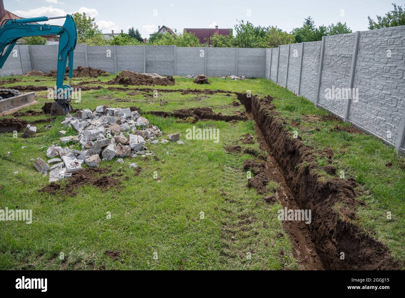 Small digger foundation hi-res stock photography and images - Alamy