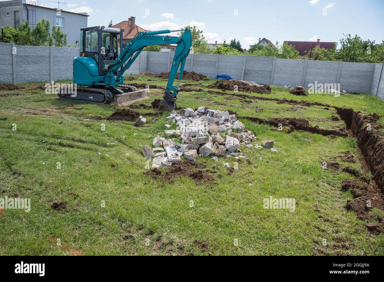 Small digger foundation hi-res stock photography and images - Alamy