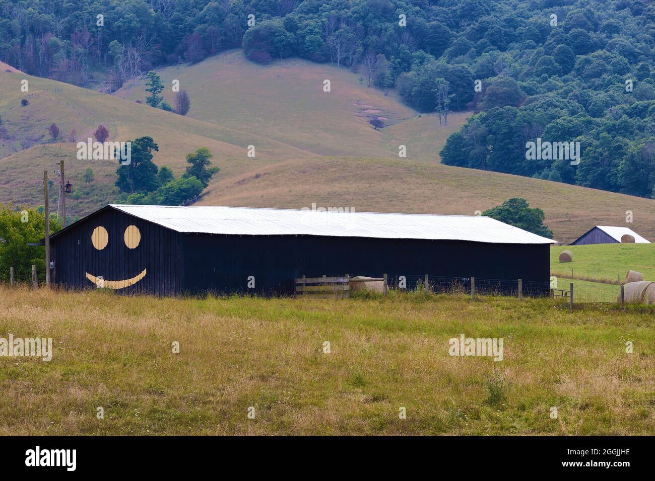 Happy face painted on this barn in rural Virginia Stock Photo - Alamy