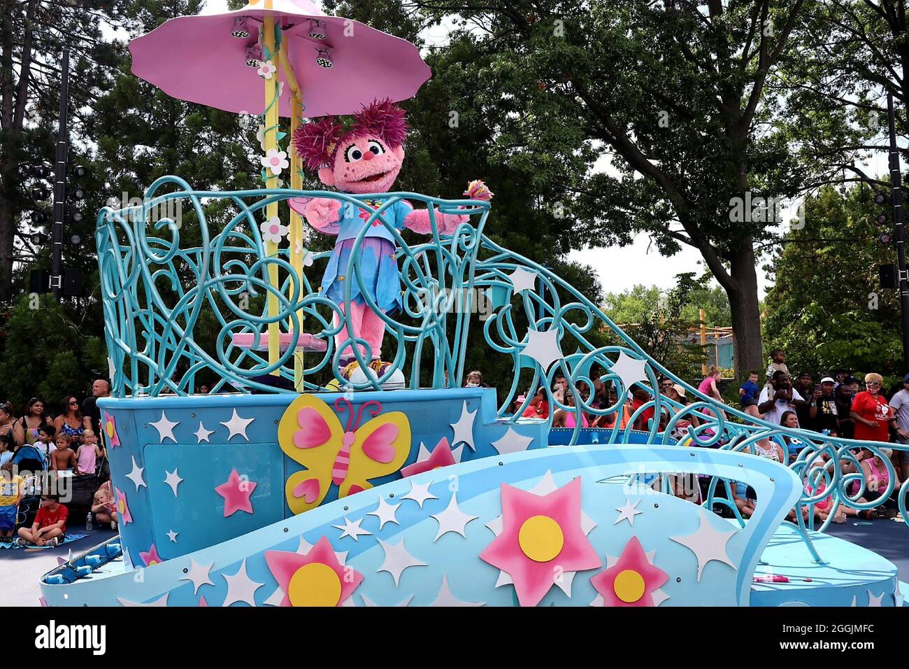 Carnival performers costumed hi-res stock photography and images - Alamy