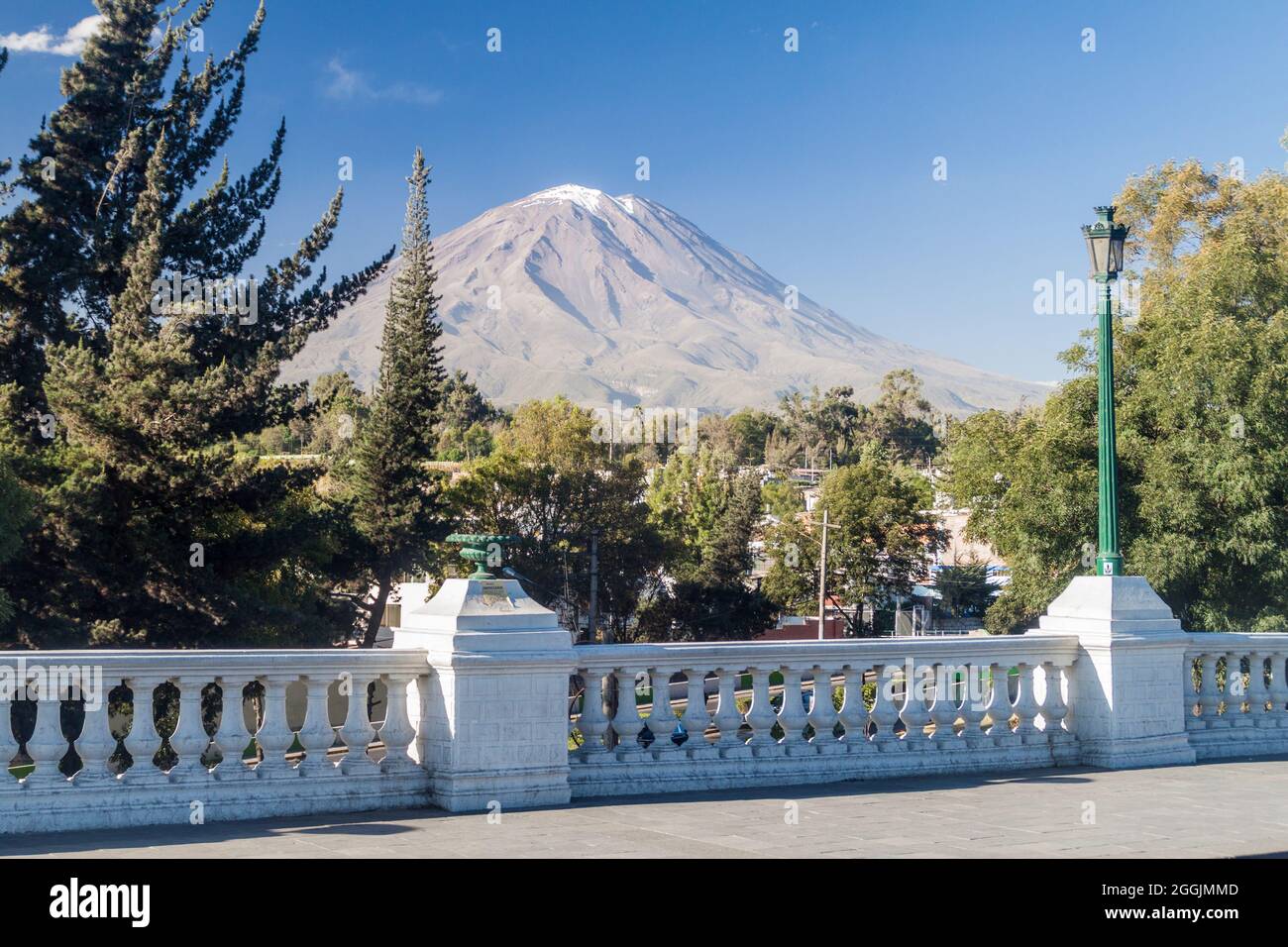 Misti volcano above Arequipa, Peru Stock Photo - Alamy