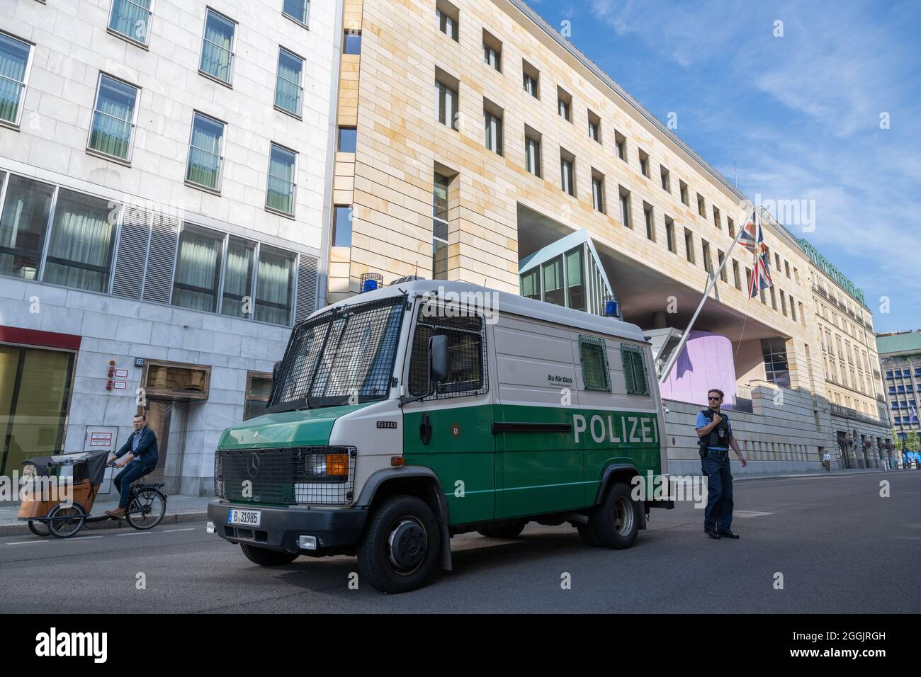 Embassy security hi-res stock photography and images - Alamy