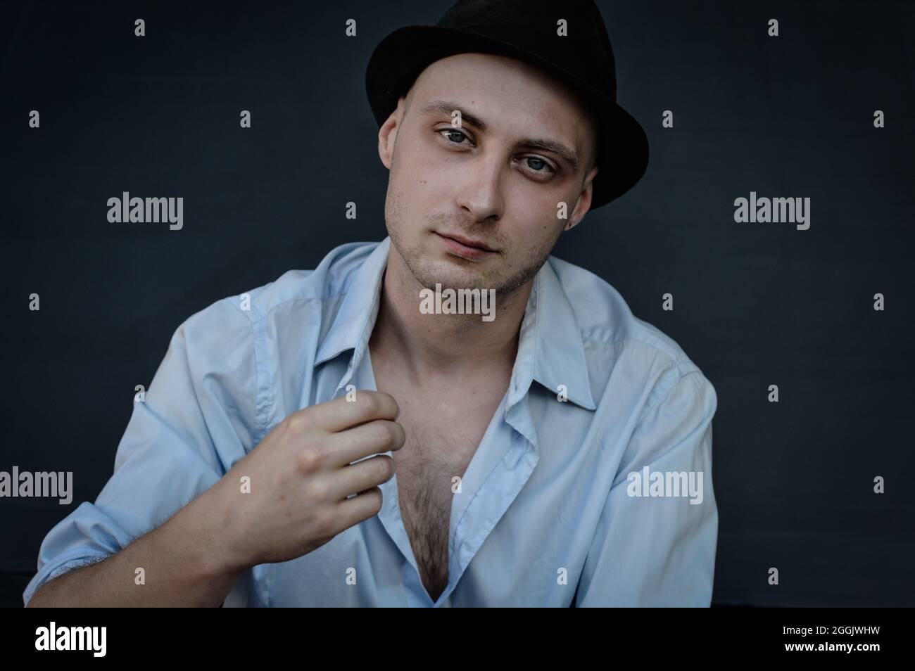 Hand gesture italian man hi-res stock photography and images - Alamy