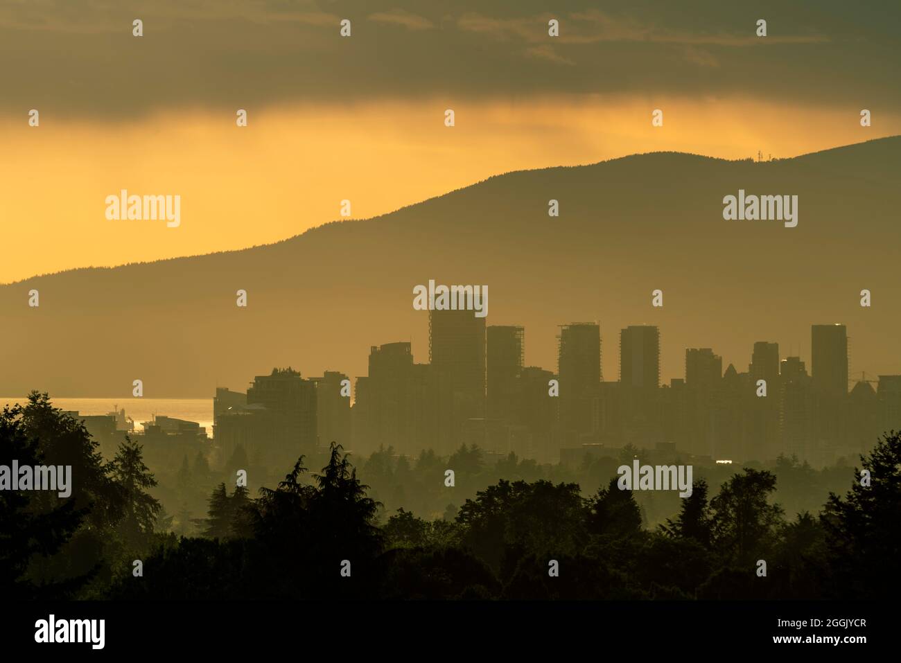 Vancouver skyline mountain hi-res stock photography and images - Alamy