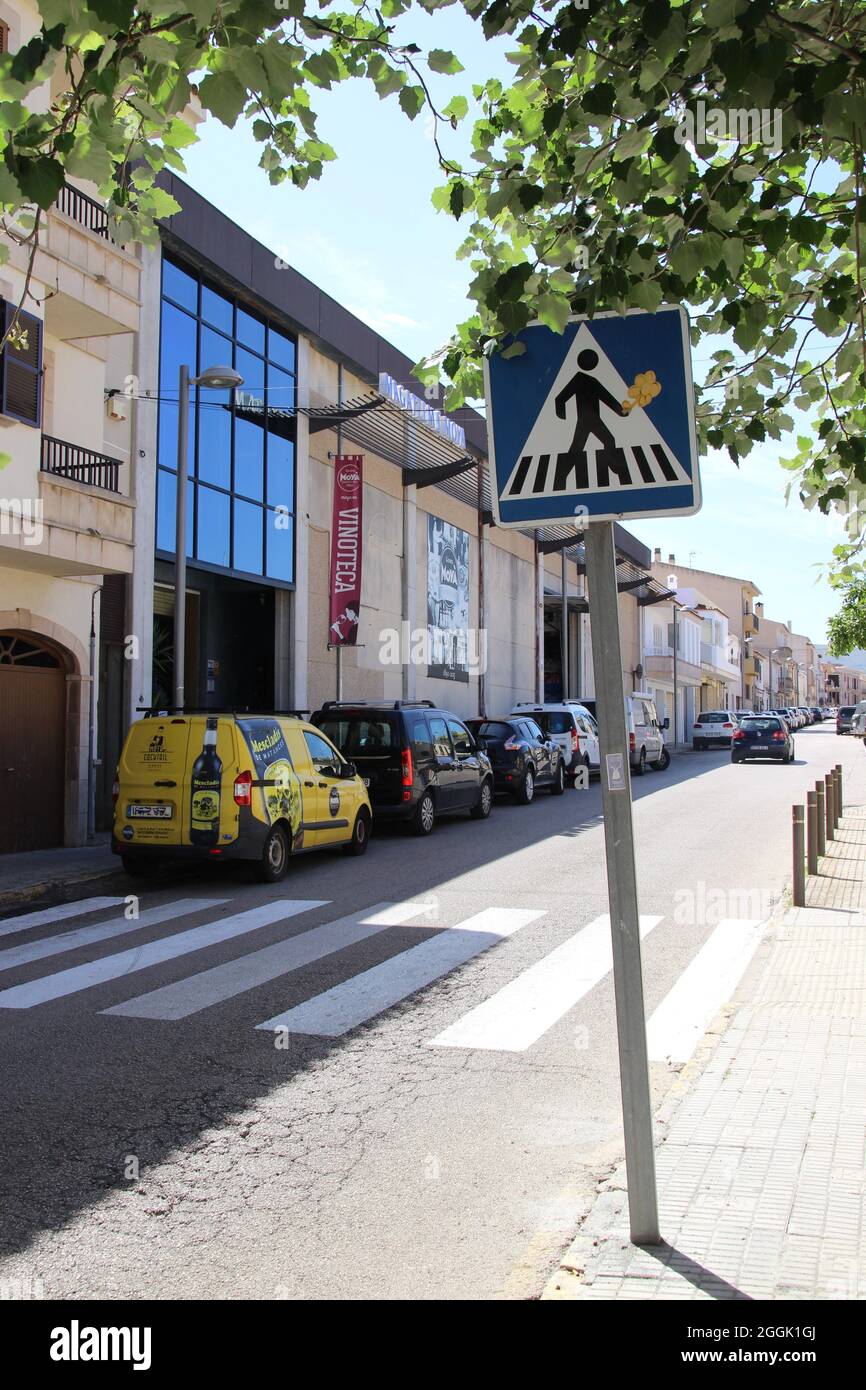 Zebra crossing sign hi-res stock photography and images - Alamy
