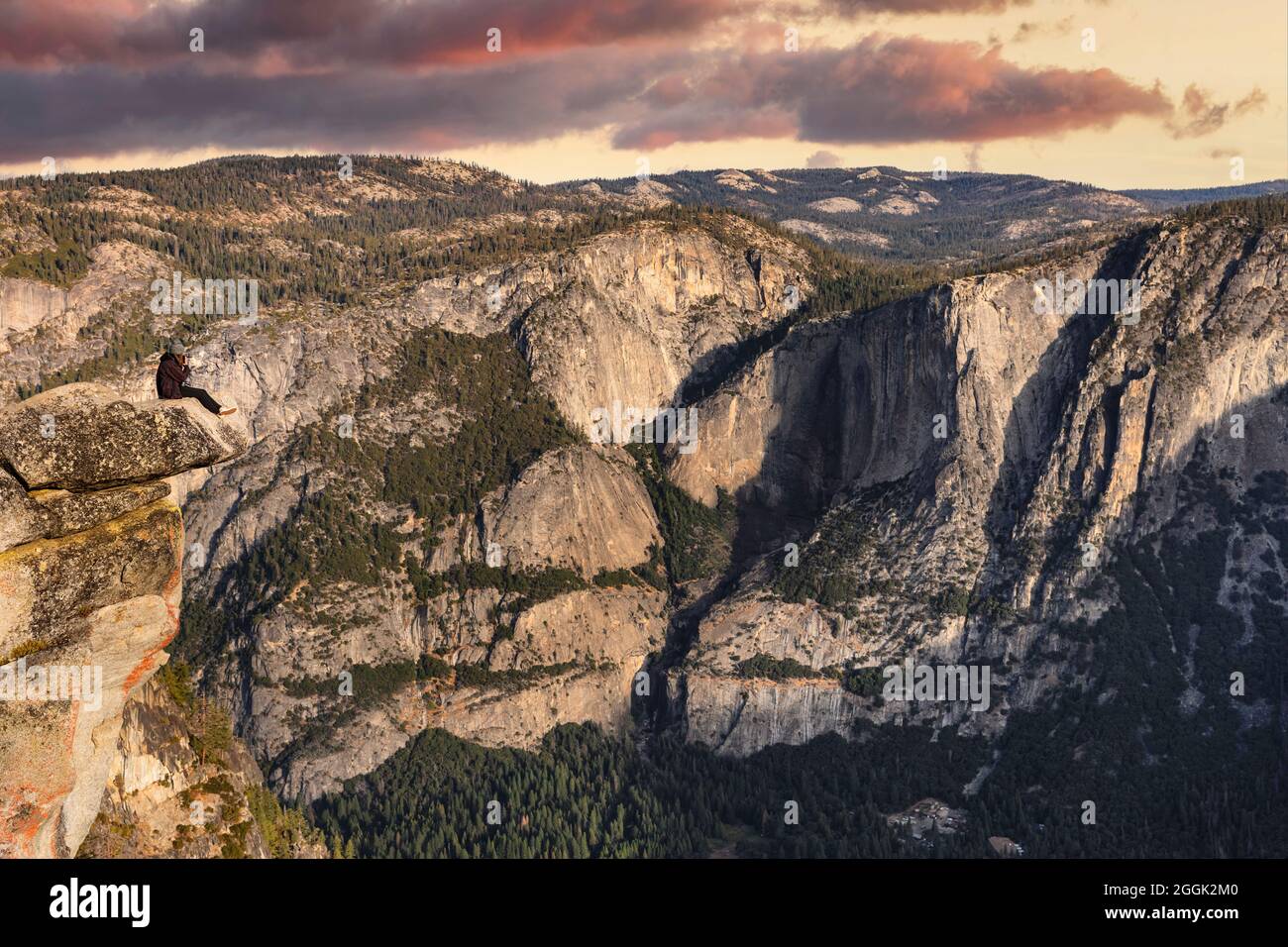 Overhanging Rock at Glacier Point, Yosemite National Park, California ...