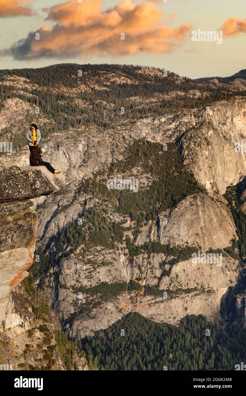 Overhanging Rock at Glacier Point, Yosemite National Park, California ...