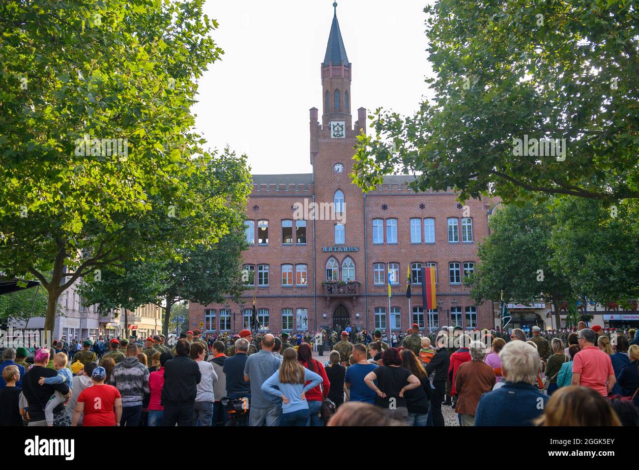 Bitterfeld, Germany. 01st Sep, 2021. Spectators watch the handover roll ...
