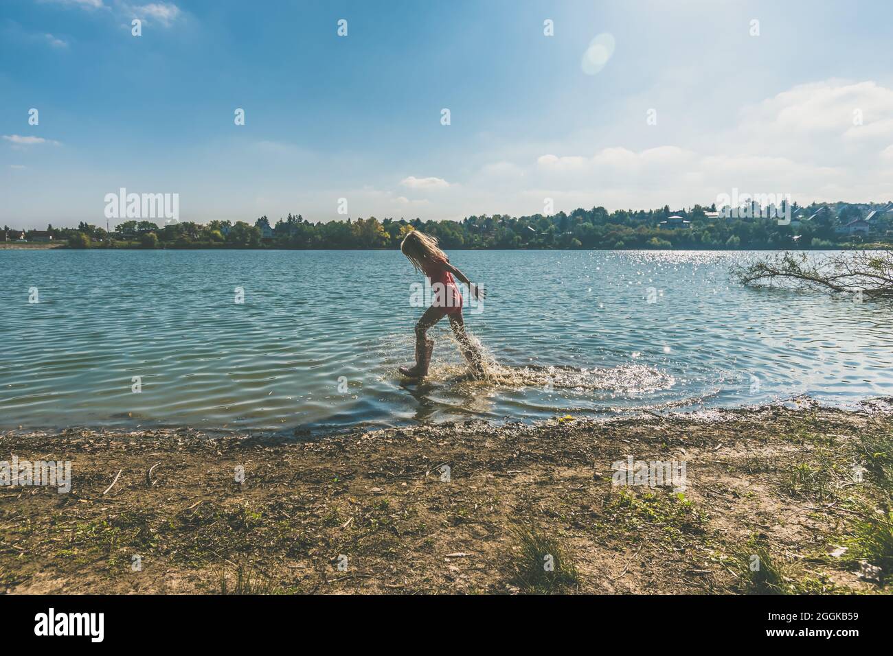 Child alone outdoors hi-res stock photography and images - Alamy