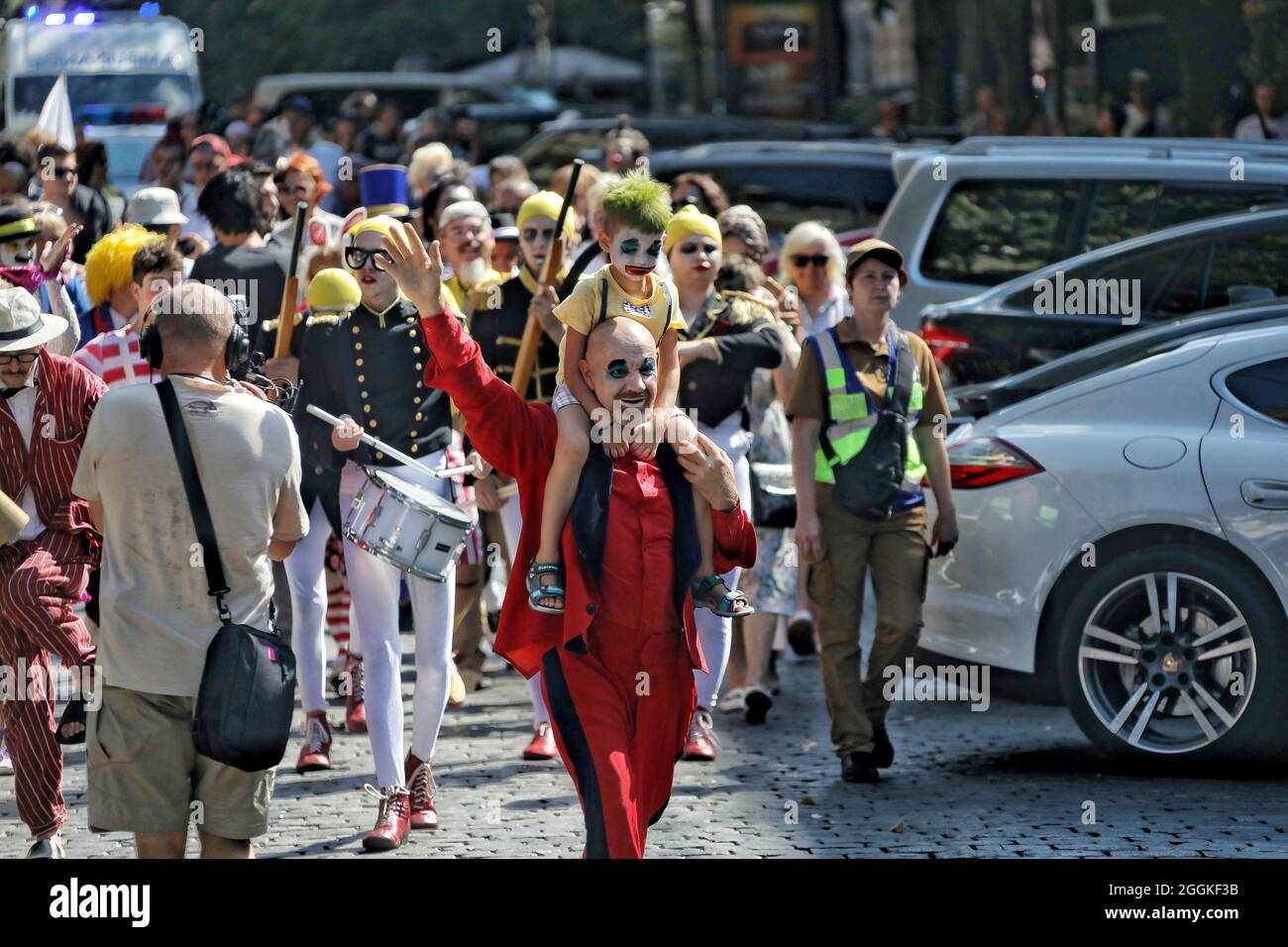 Shoulder ride hi-res stock photography and images - Alamy