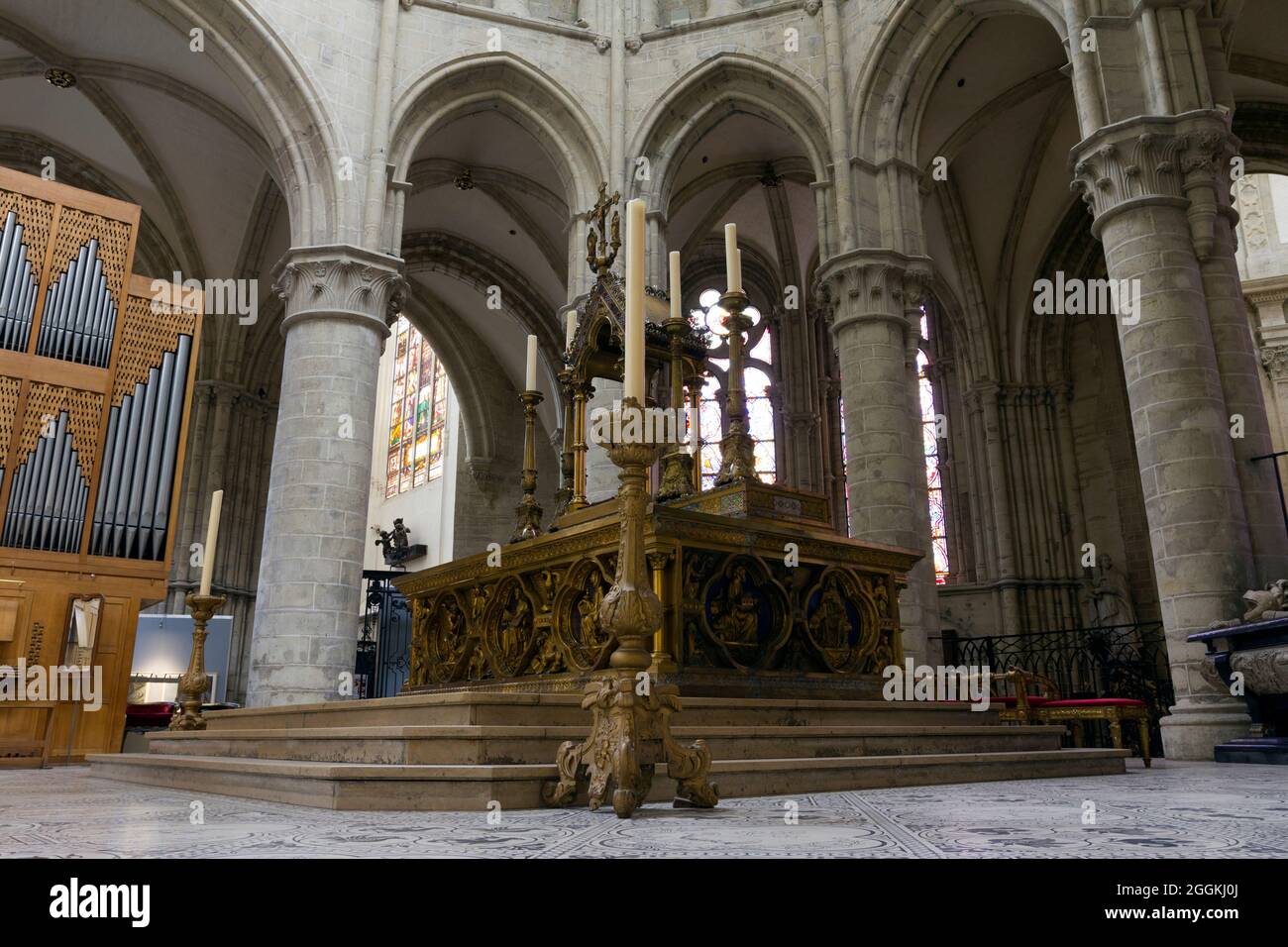 Altar brussels cathedral belgium hi-res stock photography and images ...