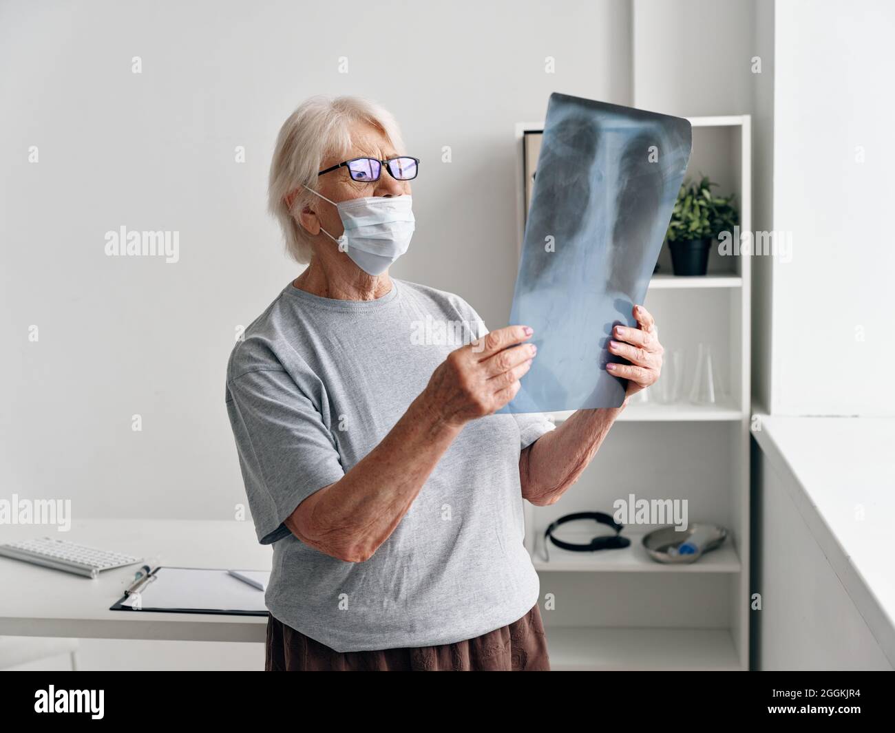elderly woman with x-rays in doctor's office covid-19 passport Stock ...