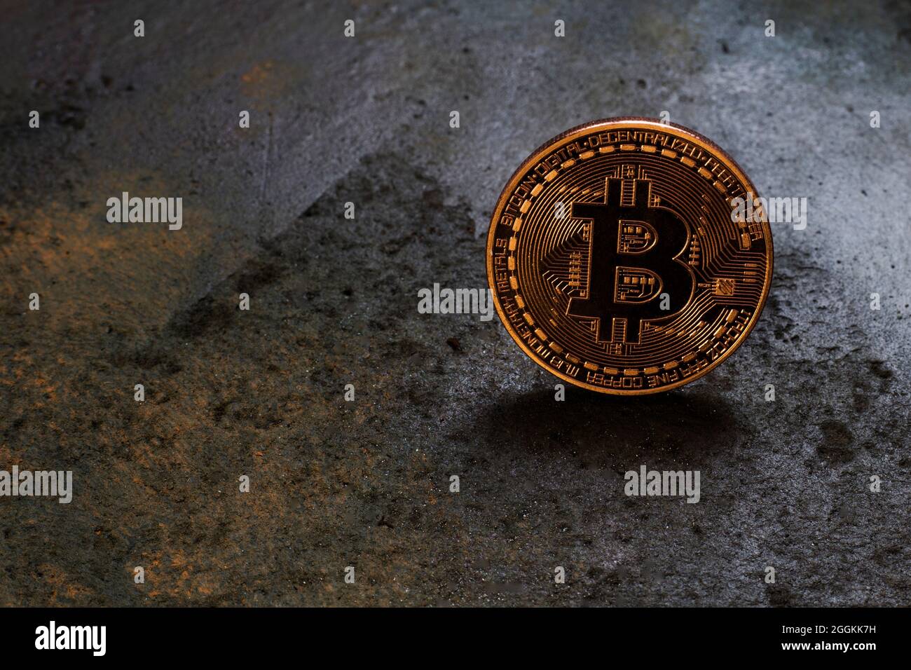 Bitcoin logo coin on rusty metal background Stock Photo - Alamy