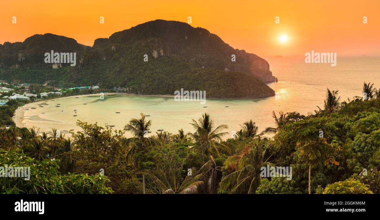 Sunset at the Pee Pee viewpoint, Ko Phi Phi Don Island, Krabi, Thailand ...
