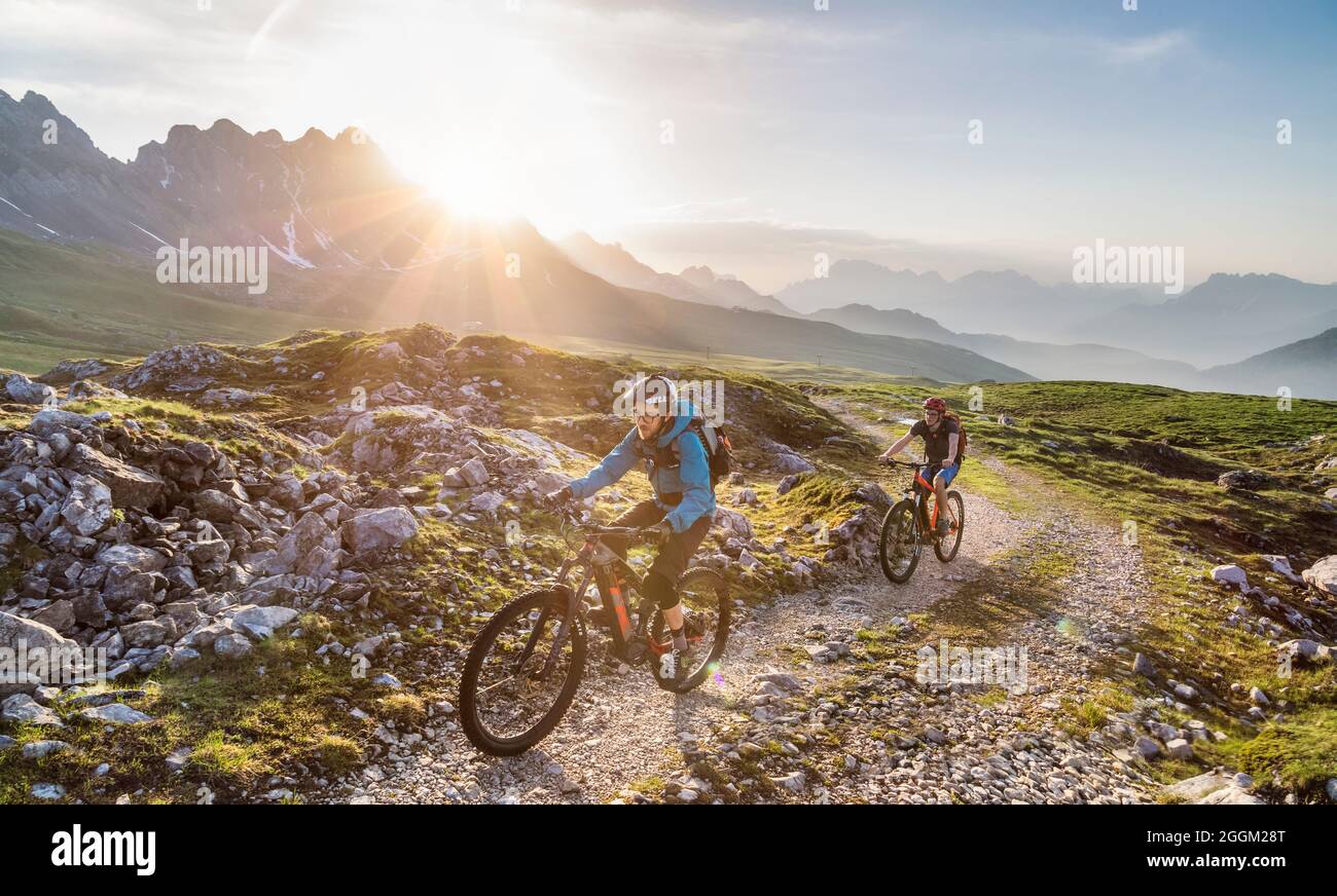 Cyclists mountain bike hi-res stock photography and images - Alamy