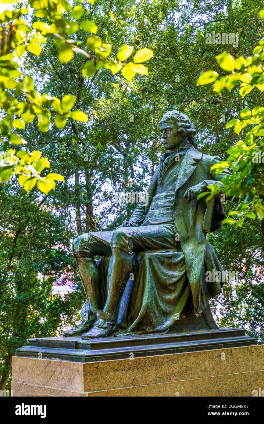 18th century statue in gardens hi-res stock photography and images - Alamy