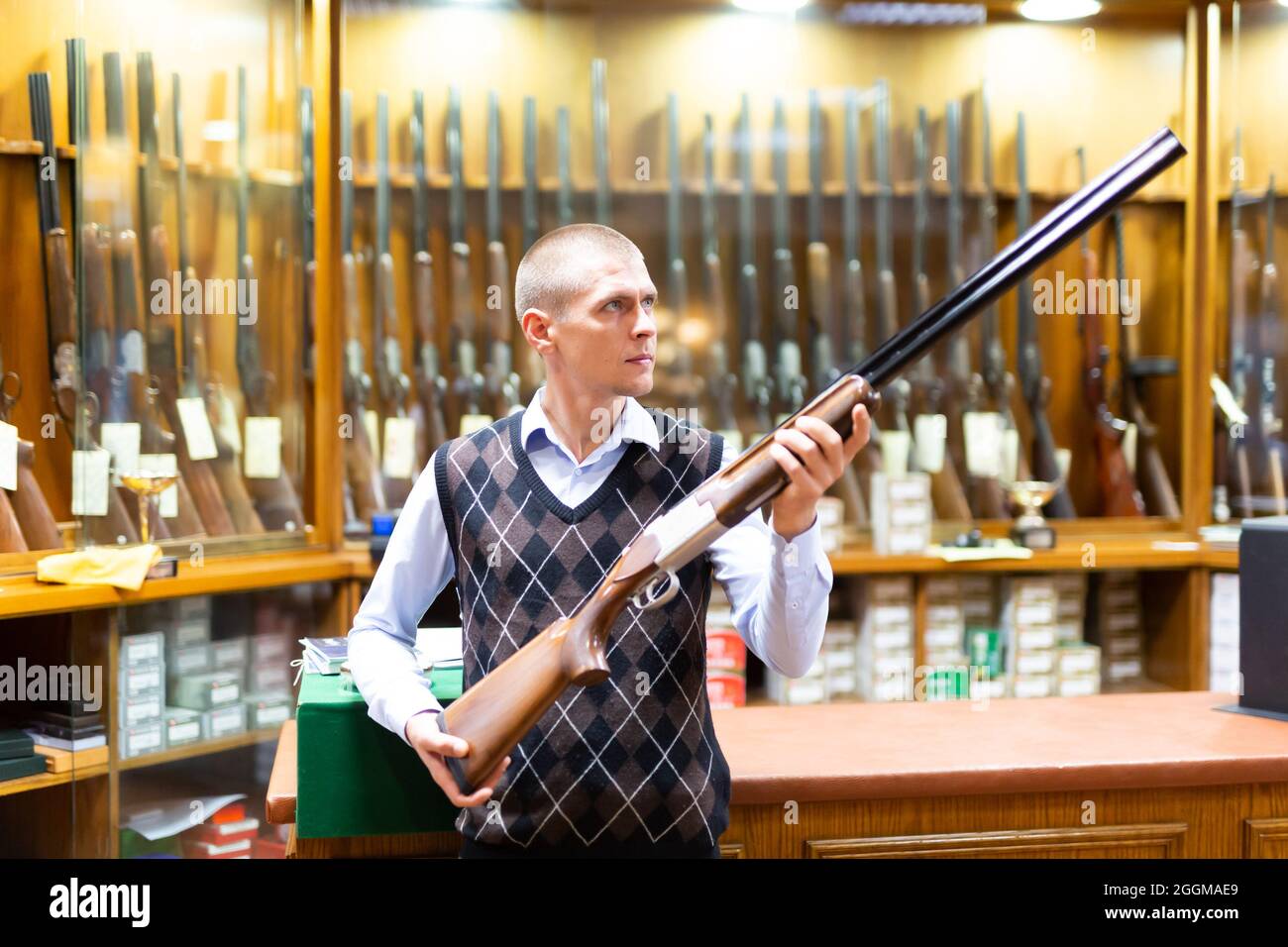 Inspecting rifles hi-res stock photography and images - Alamy