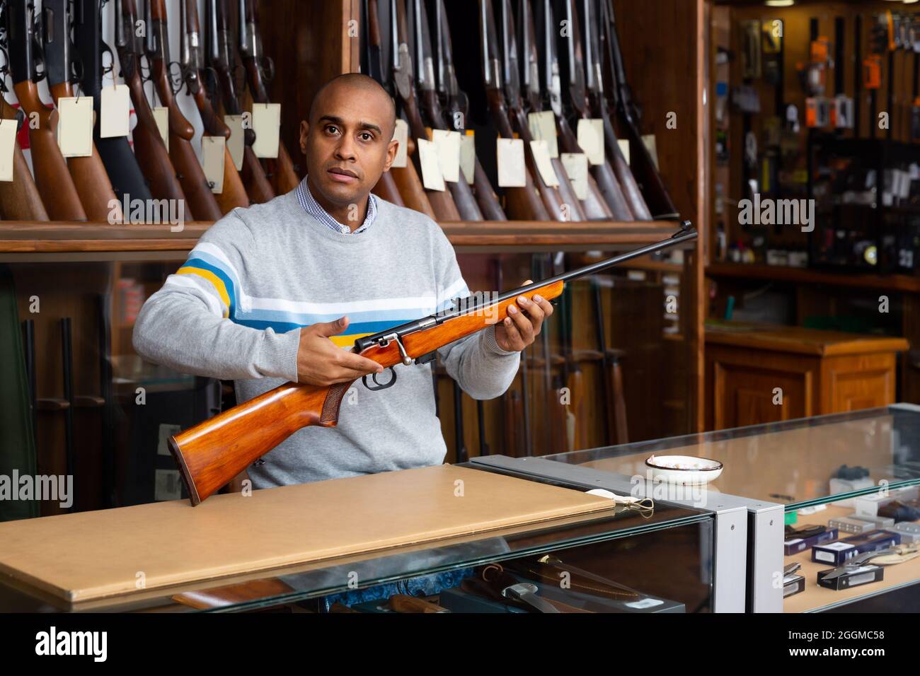 Selling firearms hi-res stock photography and images - Alamy