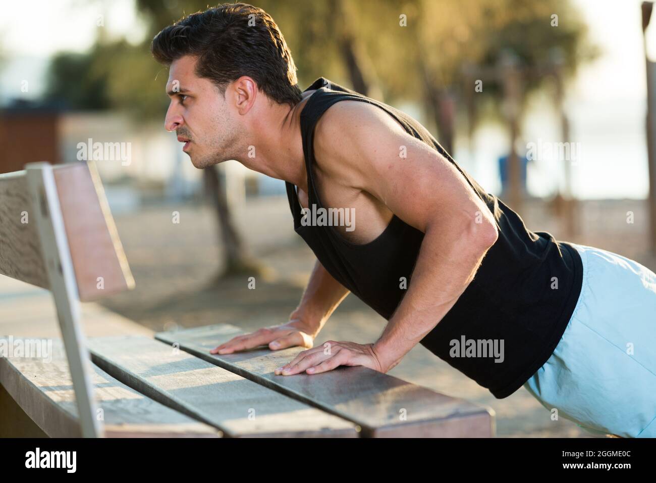 Fit man pushing up outdoor Stock Photo - Alamy