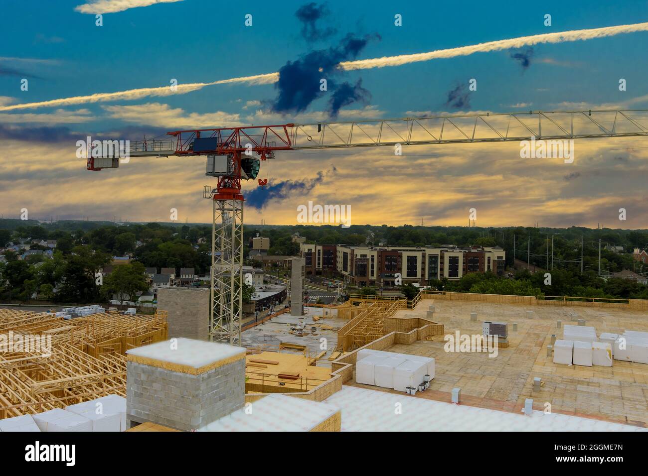 Crane over building under hi-res stock photography and images - Alamy