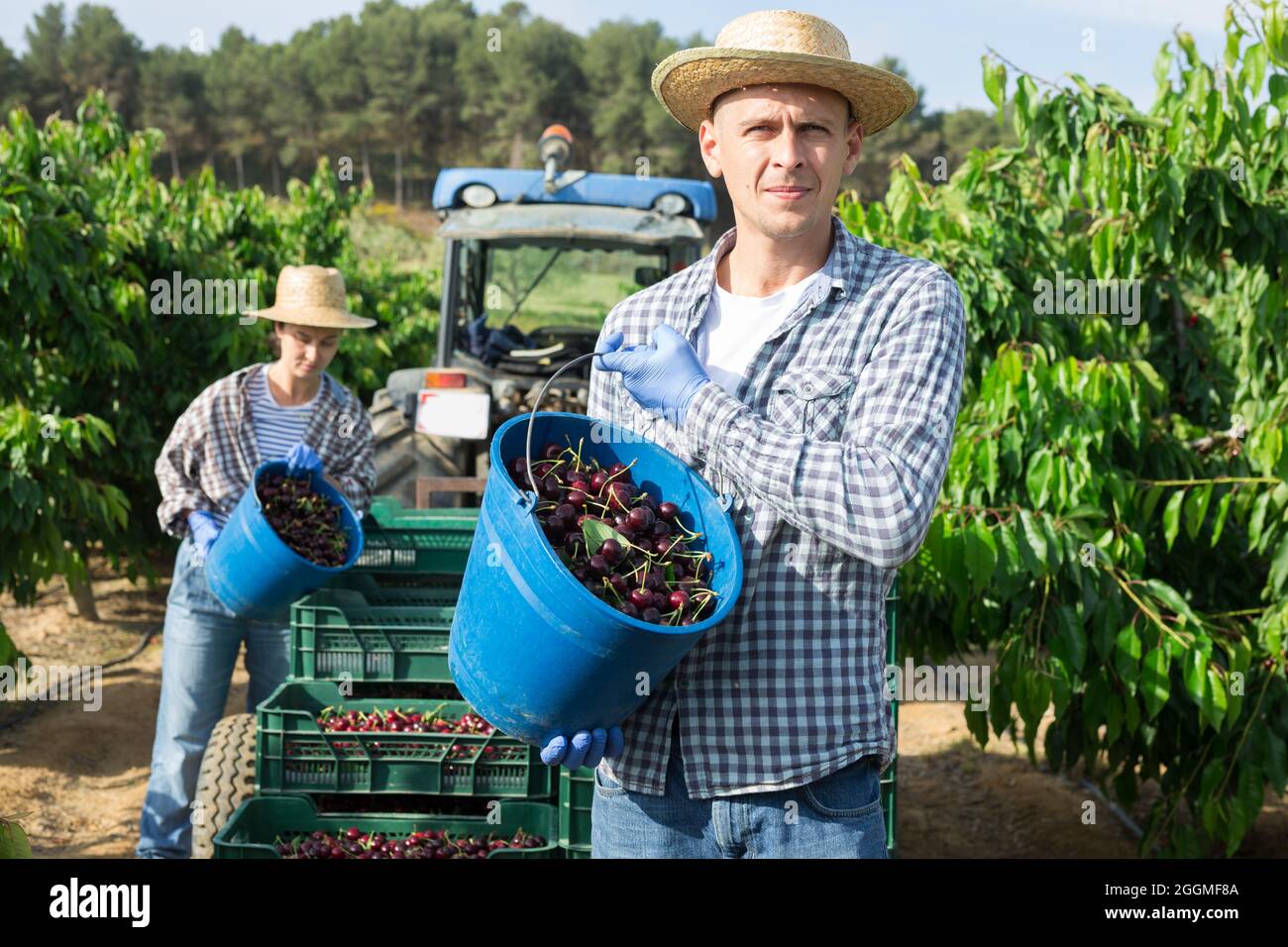 Man carrying bucket hi-res stock photography and images - Alamy